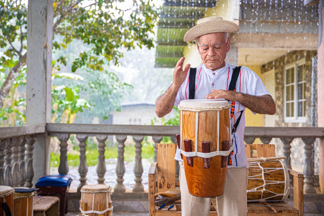 El maestro artesano que preserva la música folclórica - Lo Bueno se dice